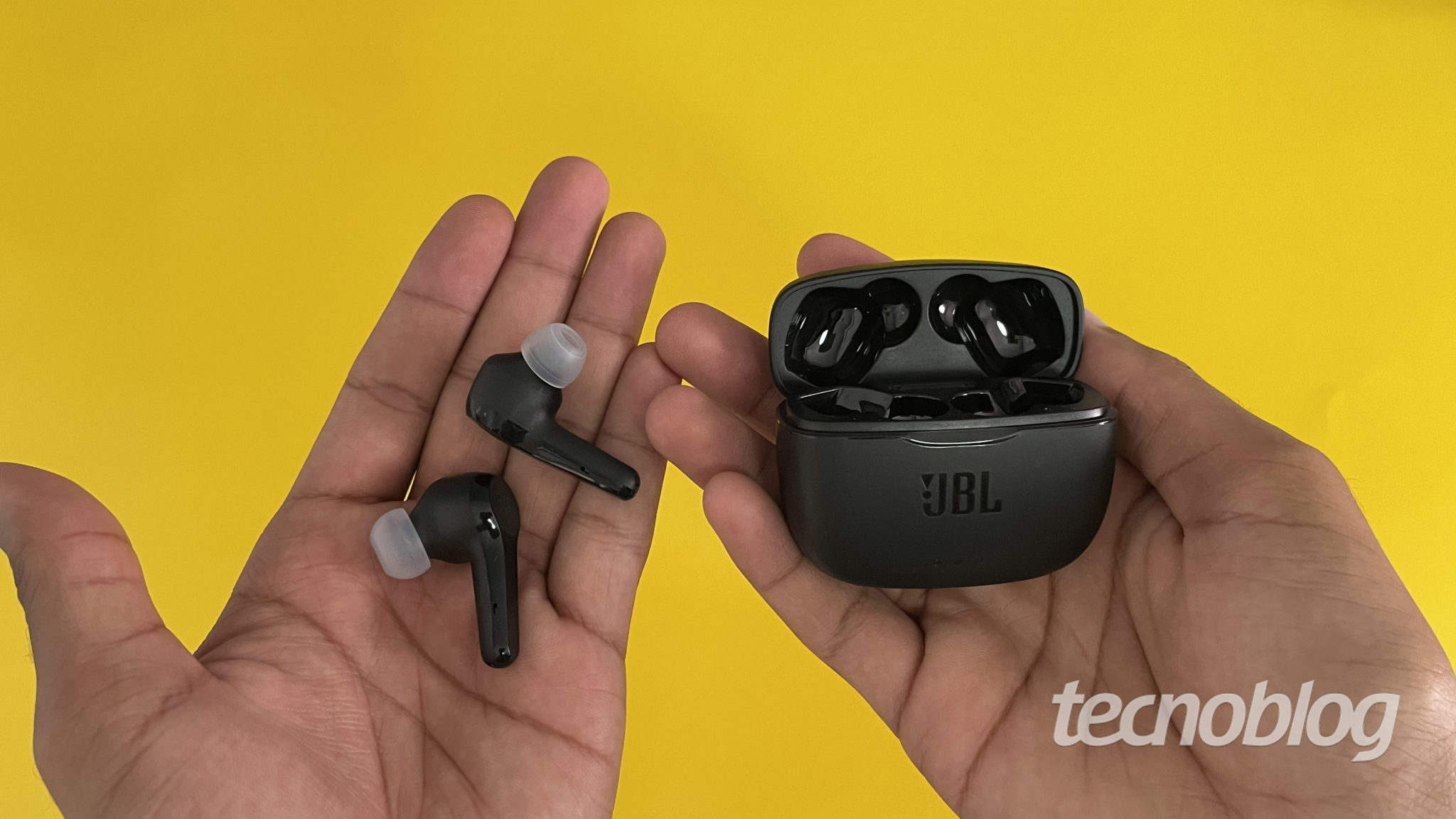 Review Fone Bluetooth JBL Tune 215TWS: robusto e com muita bateria ...