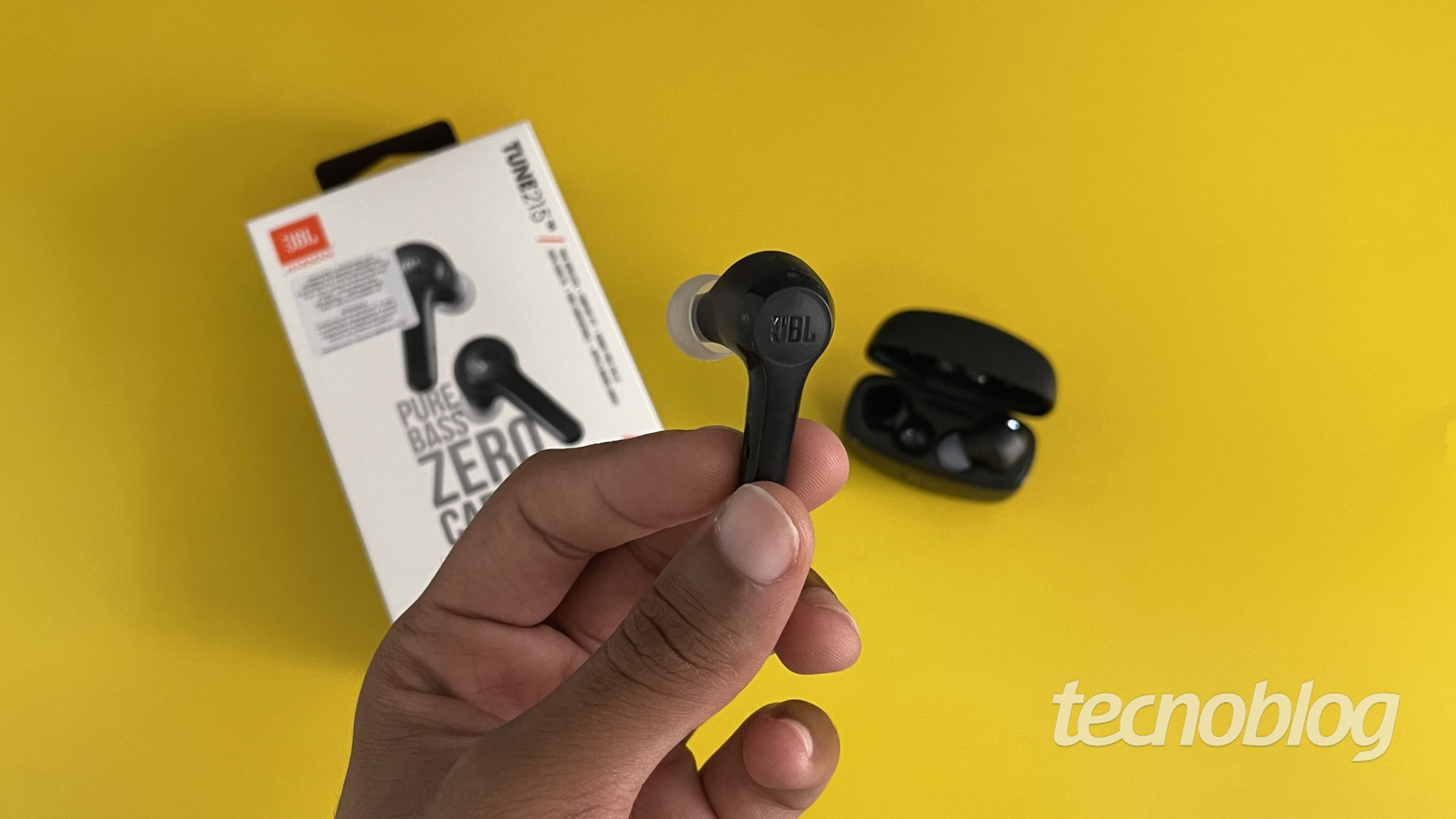 Review Fone Bluetooth JBL Tune 215TWS: robusto e com muita bateria ...