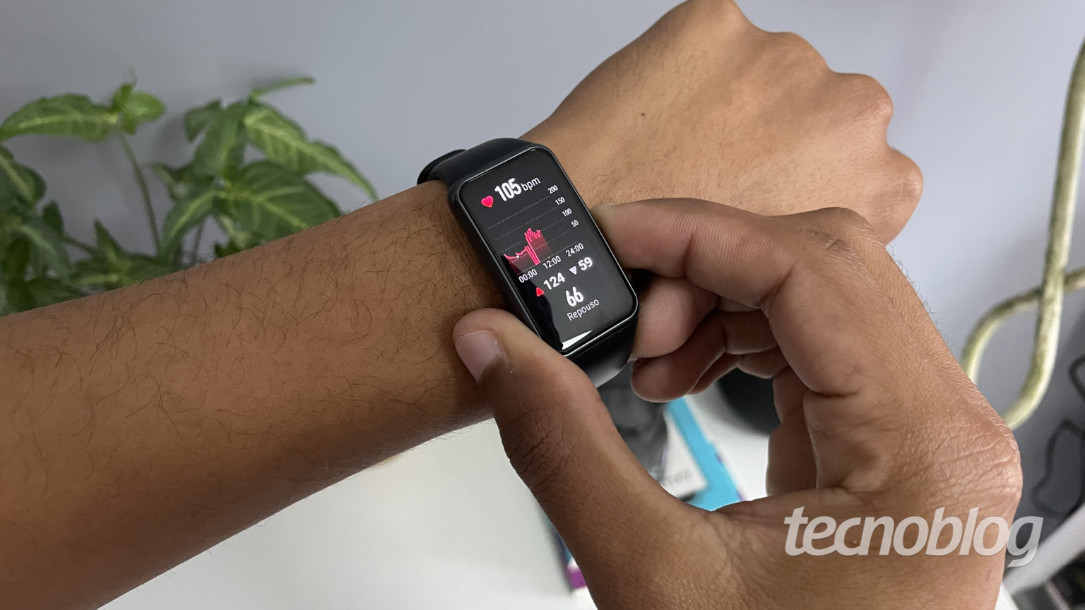Review Huawei Band 6: design ousado e recursos de saúde • Tecnoblog