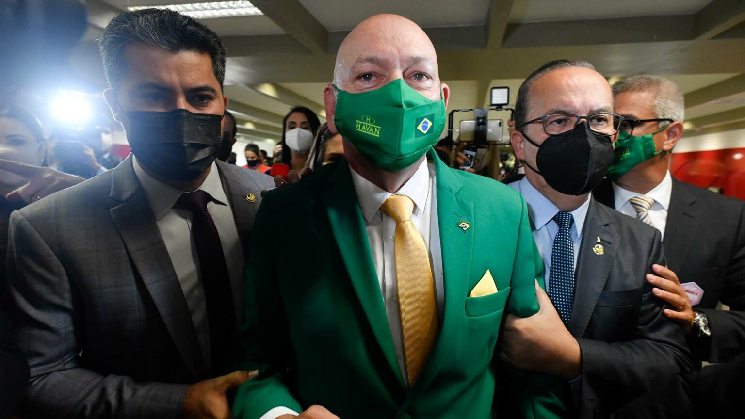 Twitter reativa conta de Luciano Hang, da Havan; post antivacina é ...