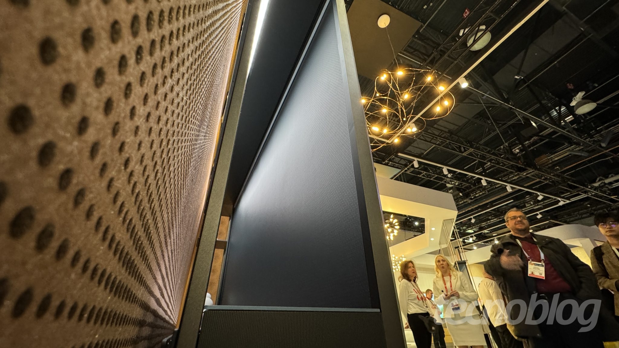 Eu me surpreendi com a TV transparente da LG; veja a primeira impressão ...
