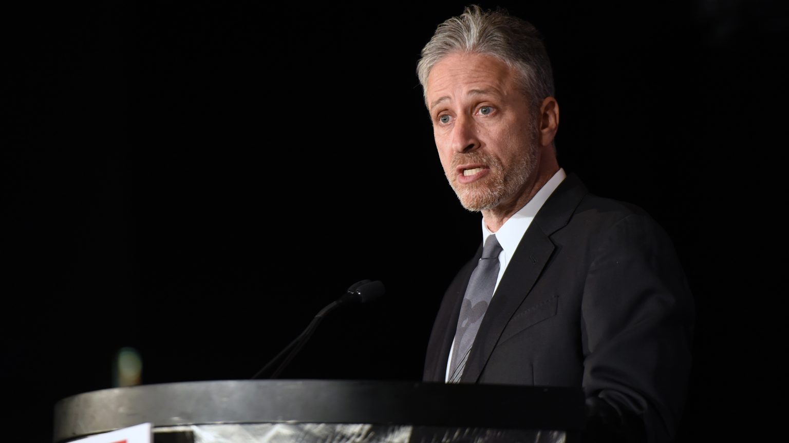 Jon Stewart diz que Apple vetou conteúdo sobre IA em seu programa ...