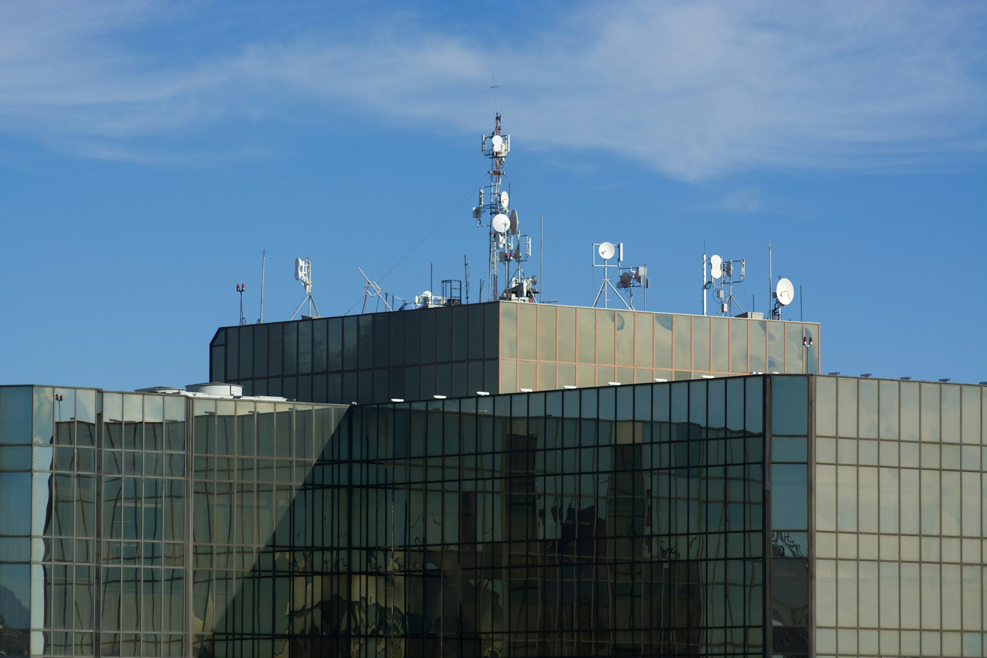 O que é broadcast? Entenda como funciona a transmissão de sinal de TV e ...